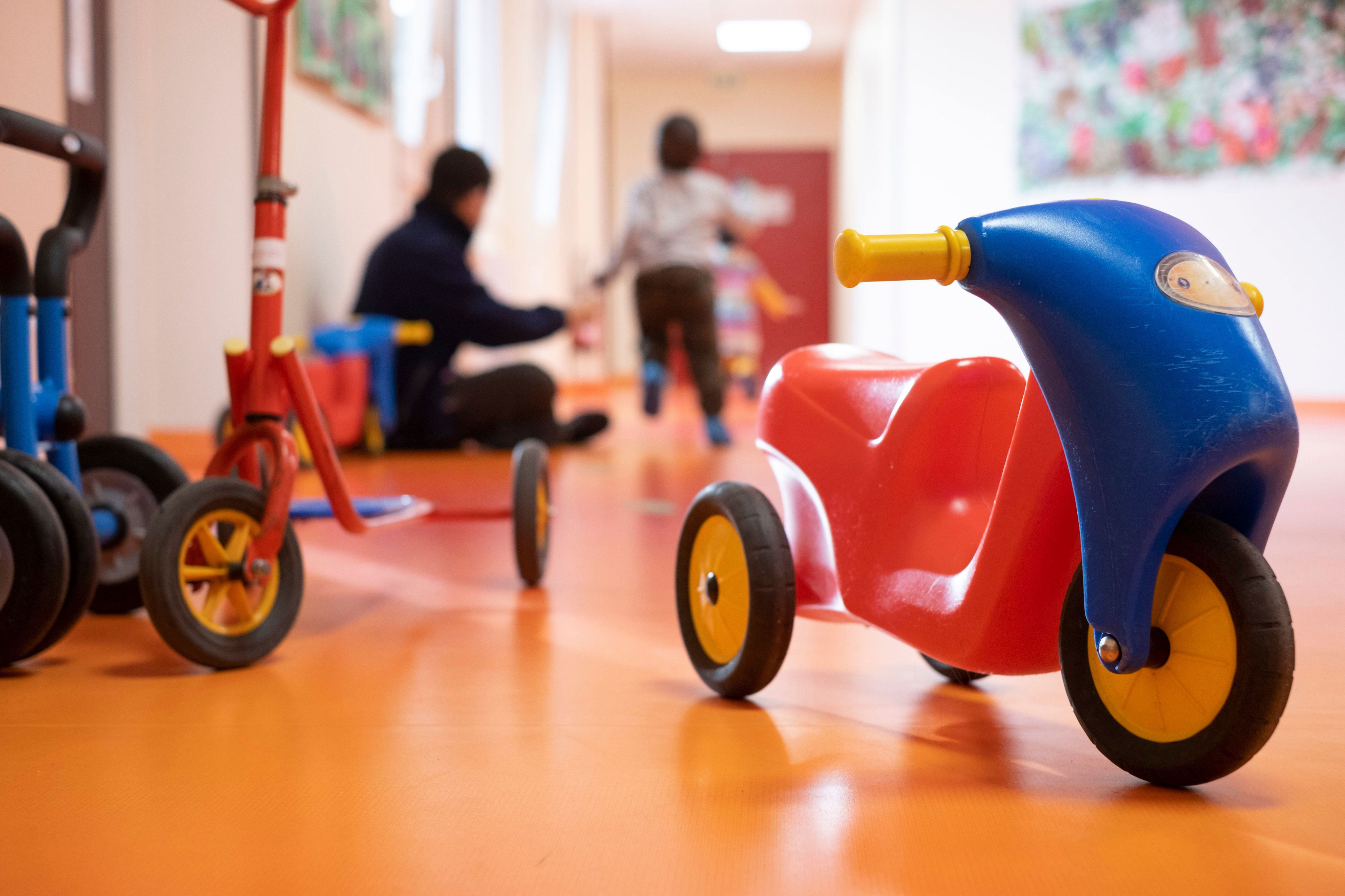 Des enfants retrouvés nus dans la rue, livrés à eux-mêmes : une mère de ...