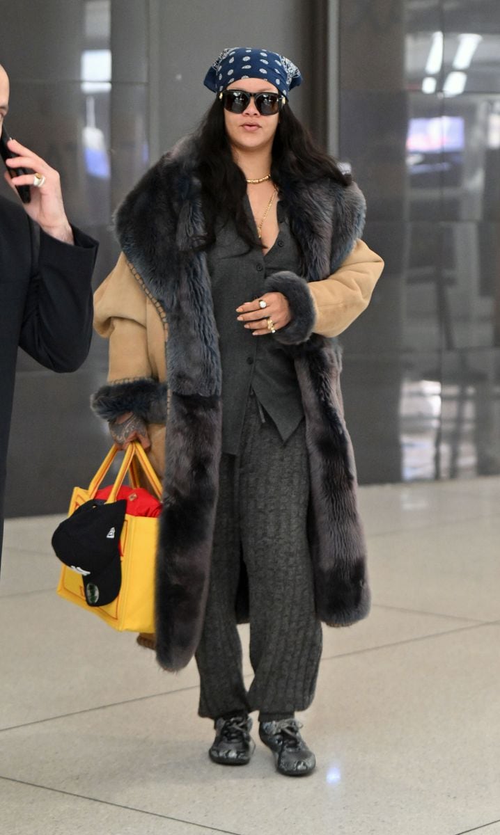 Rihanna’s airport outfit features the perfect mix of comfort and luxury ...