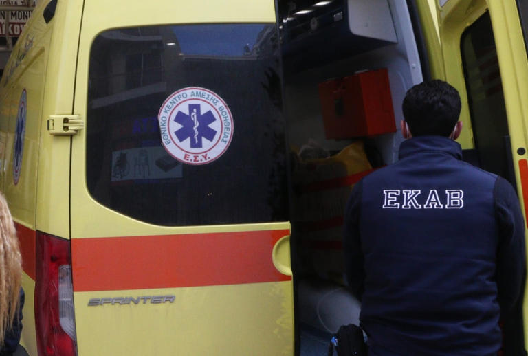 Τροχαίο στο Κορωπί: Μηχανή συγκρούστηκε με ΙΧ - Δύο τραυματίες, σε ...
