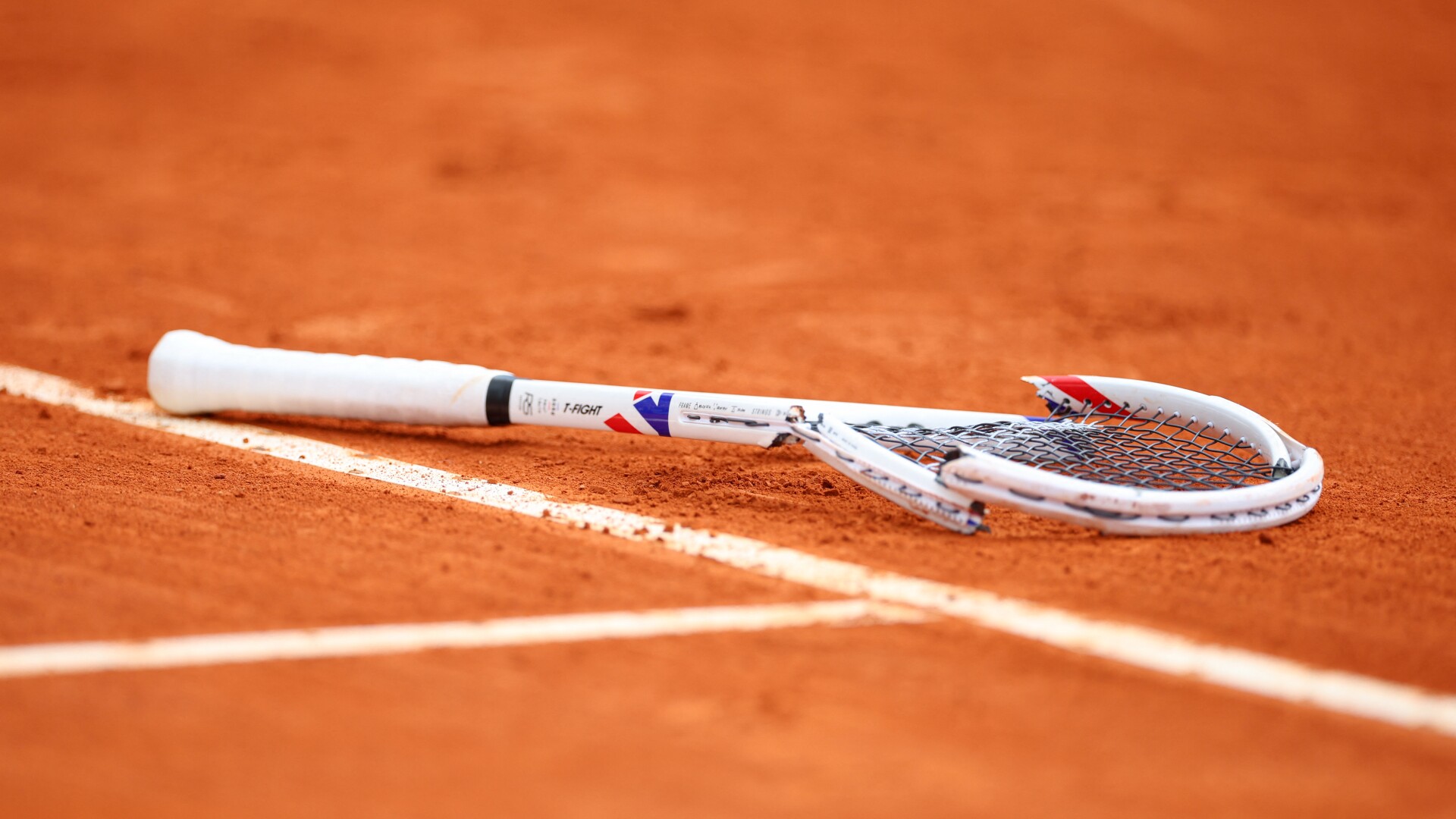 Danill Medvedev fined $7,000 for smashing his racket 7 times at the ...