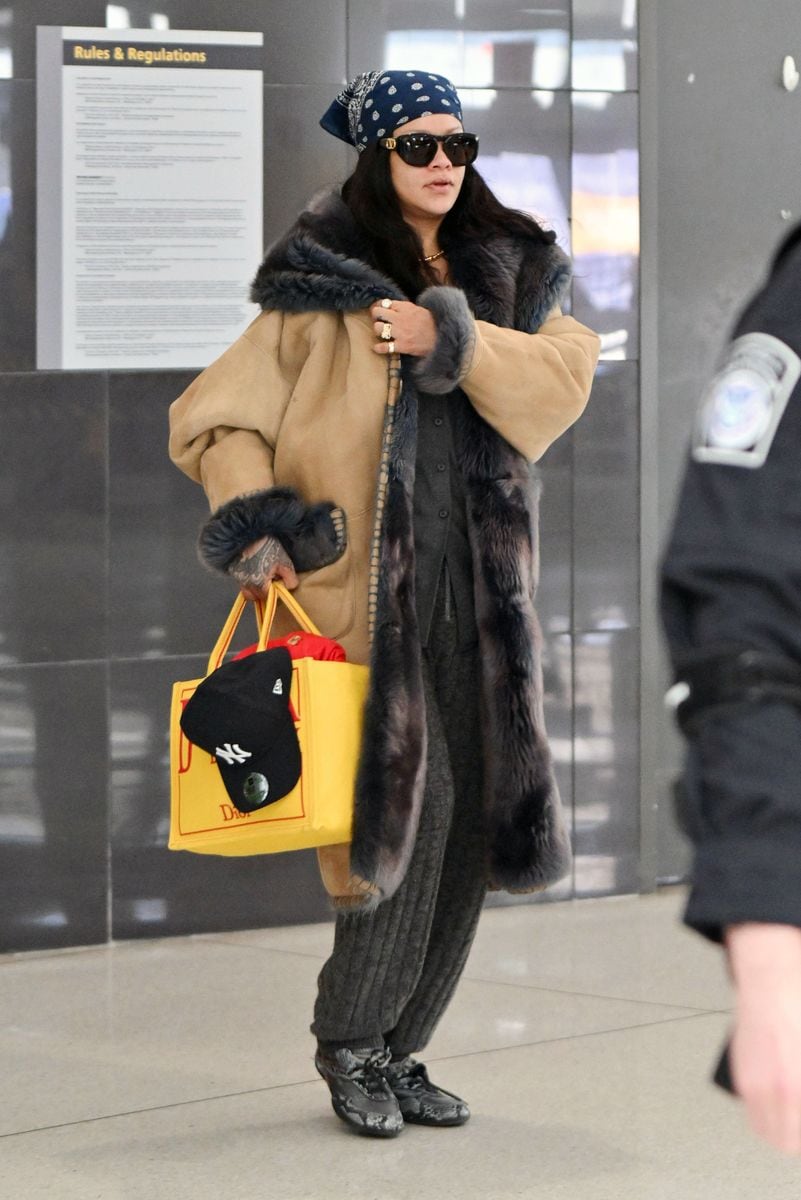 Rihanna’s airport outfit features the perfect mix of comfort and luxury ...