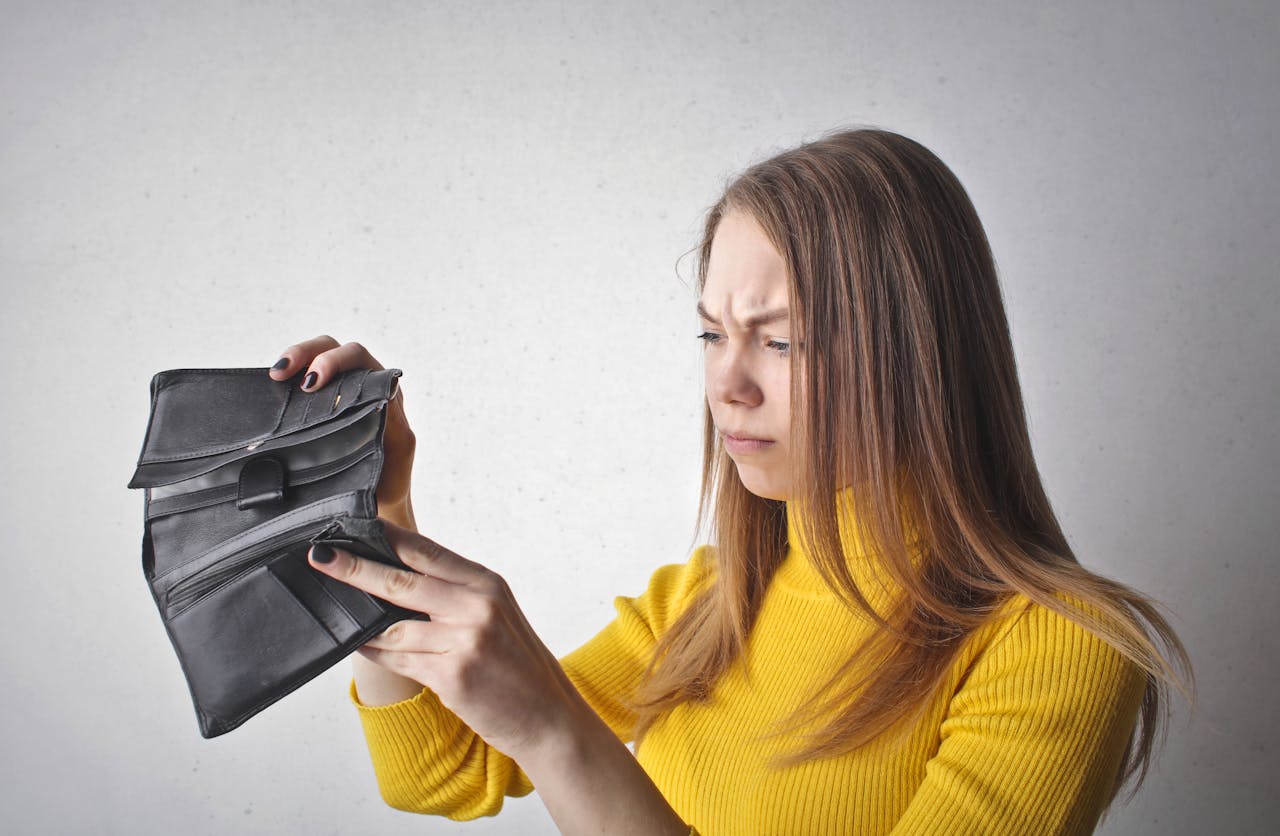 10 things people do with money that instantly reveal they grew up broke