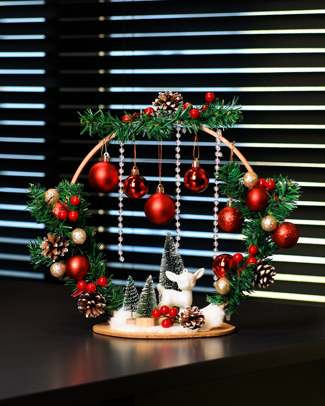 Cozy decor with this Christmas centerpiece 🎄