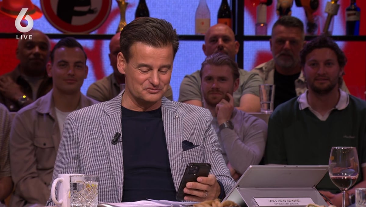 Wilfred Genee leest, live in VI, gênant appje over Valentijn Driessen voor