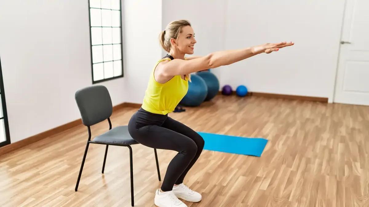 Hacer abdominales está bien, pero estos 5 ejercicios en silla reducen ...
