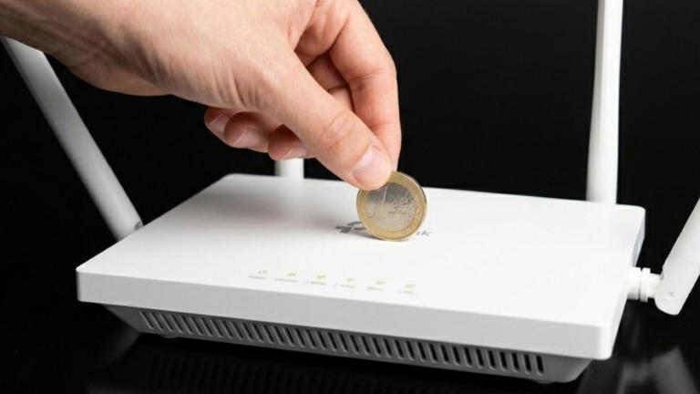 El truco de poner una moneda en el router del WiFi, ¿para qué sirve?