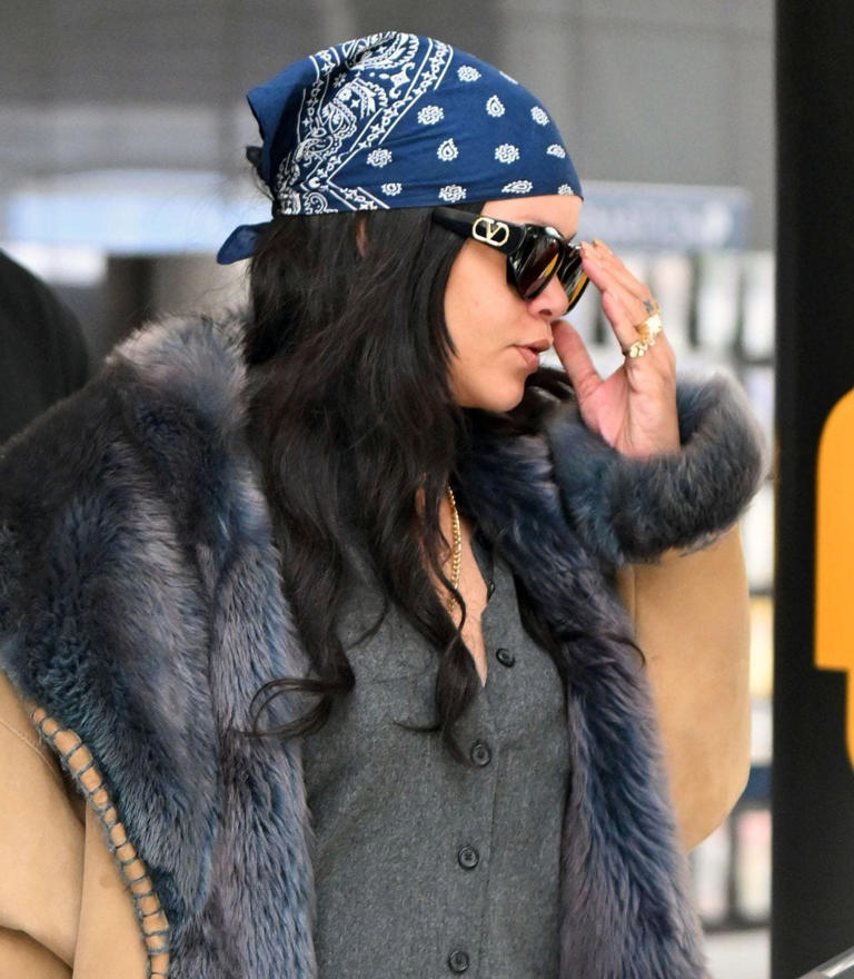 Rihanna’s airport outfit features the perfect mix of comfort and luxury ...