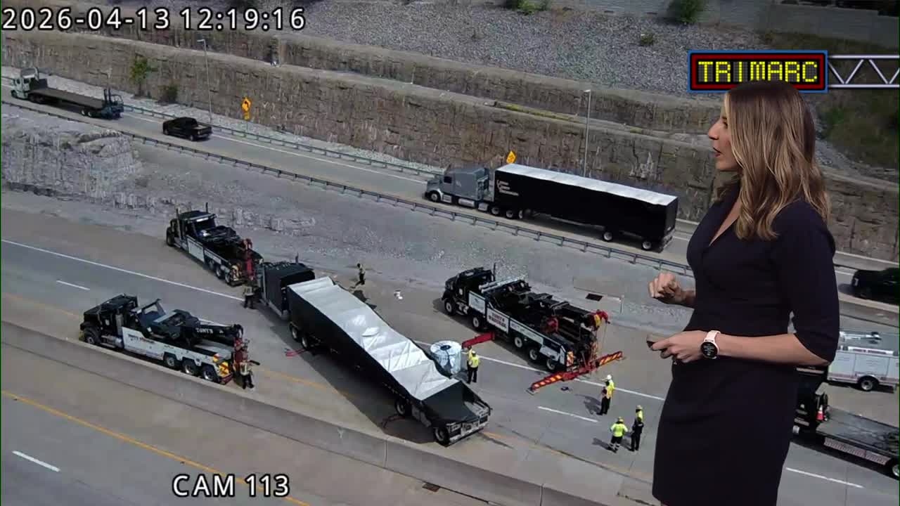Major delays along Gene Snyder after crash near US 42