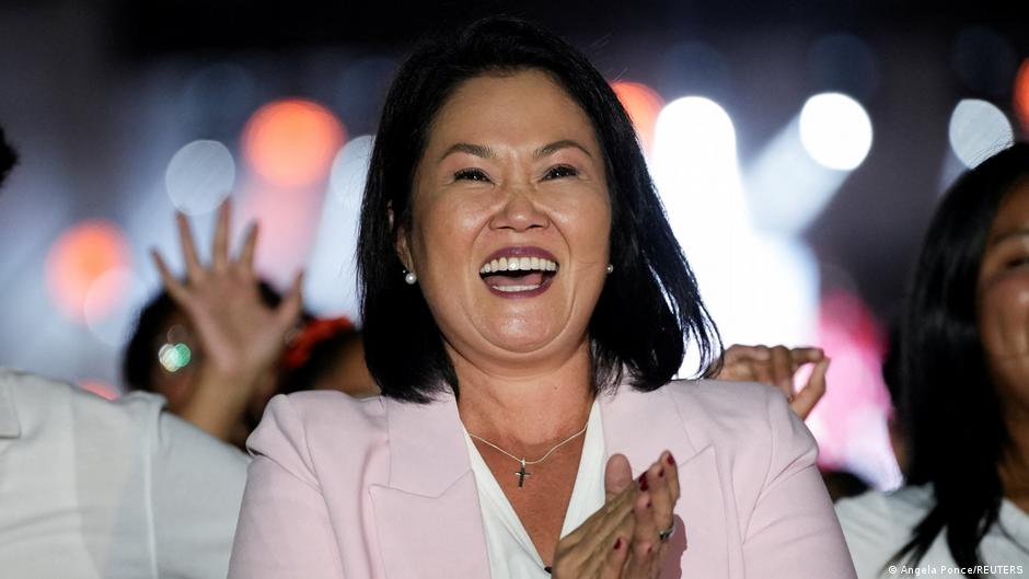 Autoridad electoral oficializa balotaje entre Fujimori y Sánchez en Perú