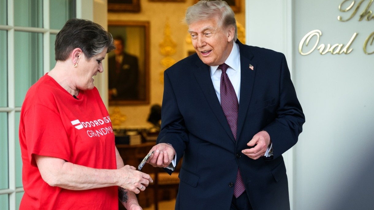 Watch: Trump gets McDonald's delivery to Oval Office to promote no tax ...