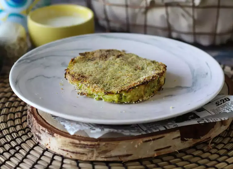 Hambúrguer vegetariano de abobrinha e batata feito na air fryer