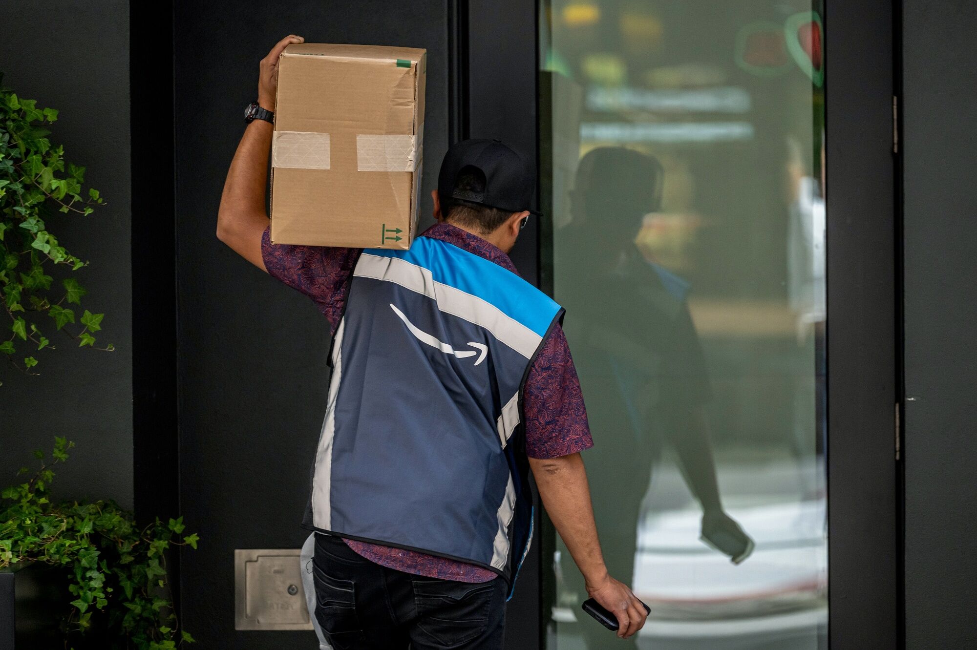 Trump labor board pushes to settle major Amazon contractor case