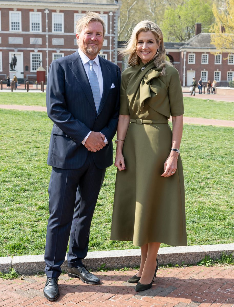 Queen Máxima shines in the US wearing a draped dress and a centuries ...