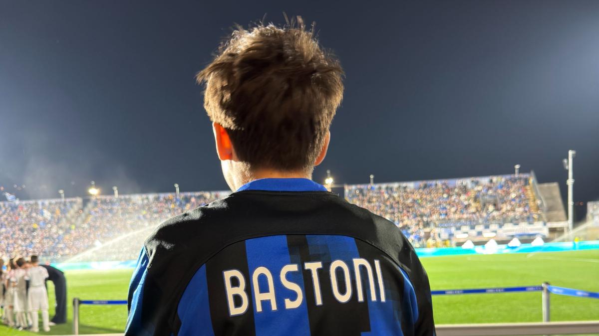 Il regalo più bello per Bastoni: un ragazzino con la sua maglia 95 ...