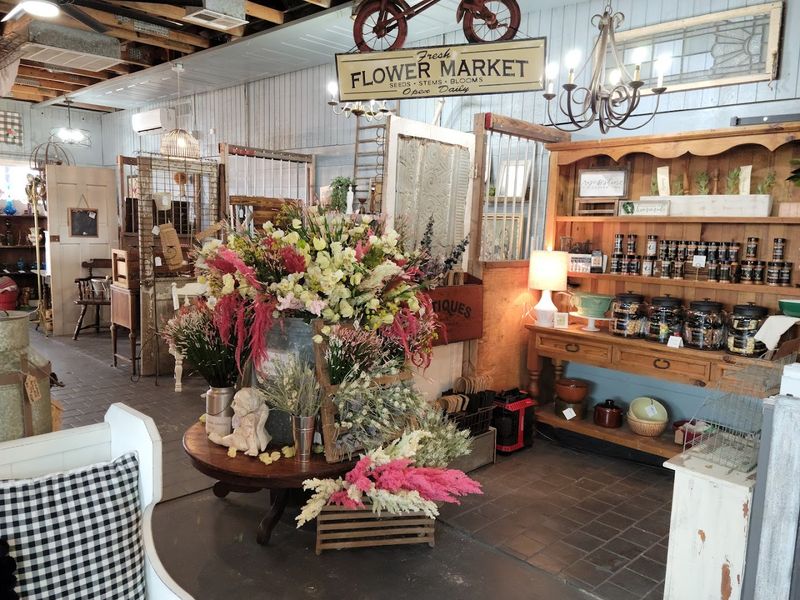Oklahoma antique shop where treasure hunters dig through 360 degrees of ...