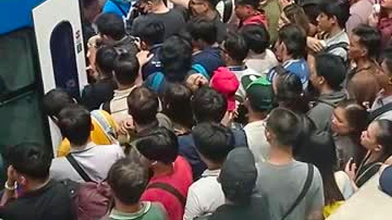 Fuel crisis triggers chaotic rush on packed Manila trains