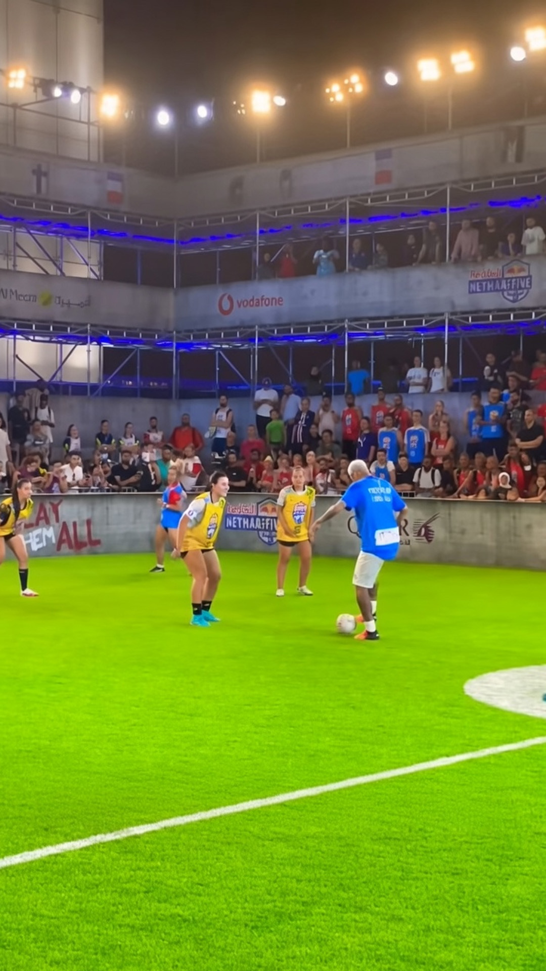 Neymar entertains crowd with incredible skills