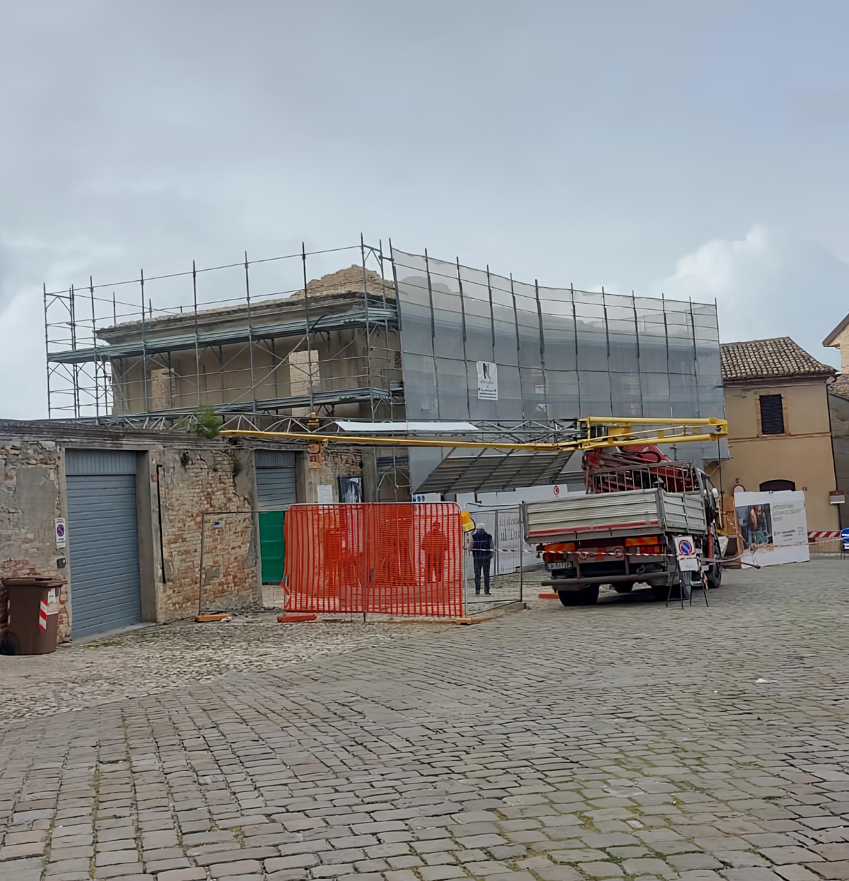 Per evitare la gru si butta dal camion: operaio ferito