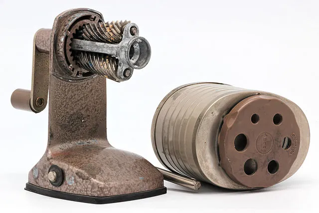 14 things every teacher kept on their desk in the 1960s that disappeared