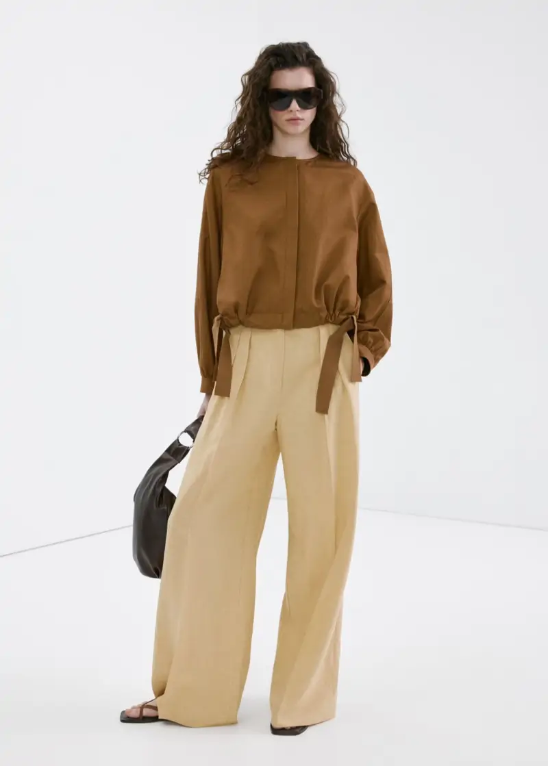 El pantalón de pinzas de lino que estiliza la cintura sin apretar
