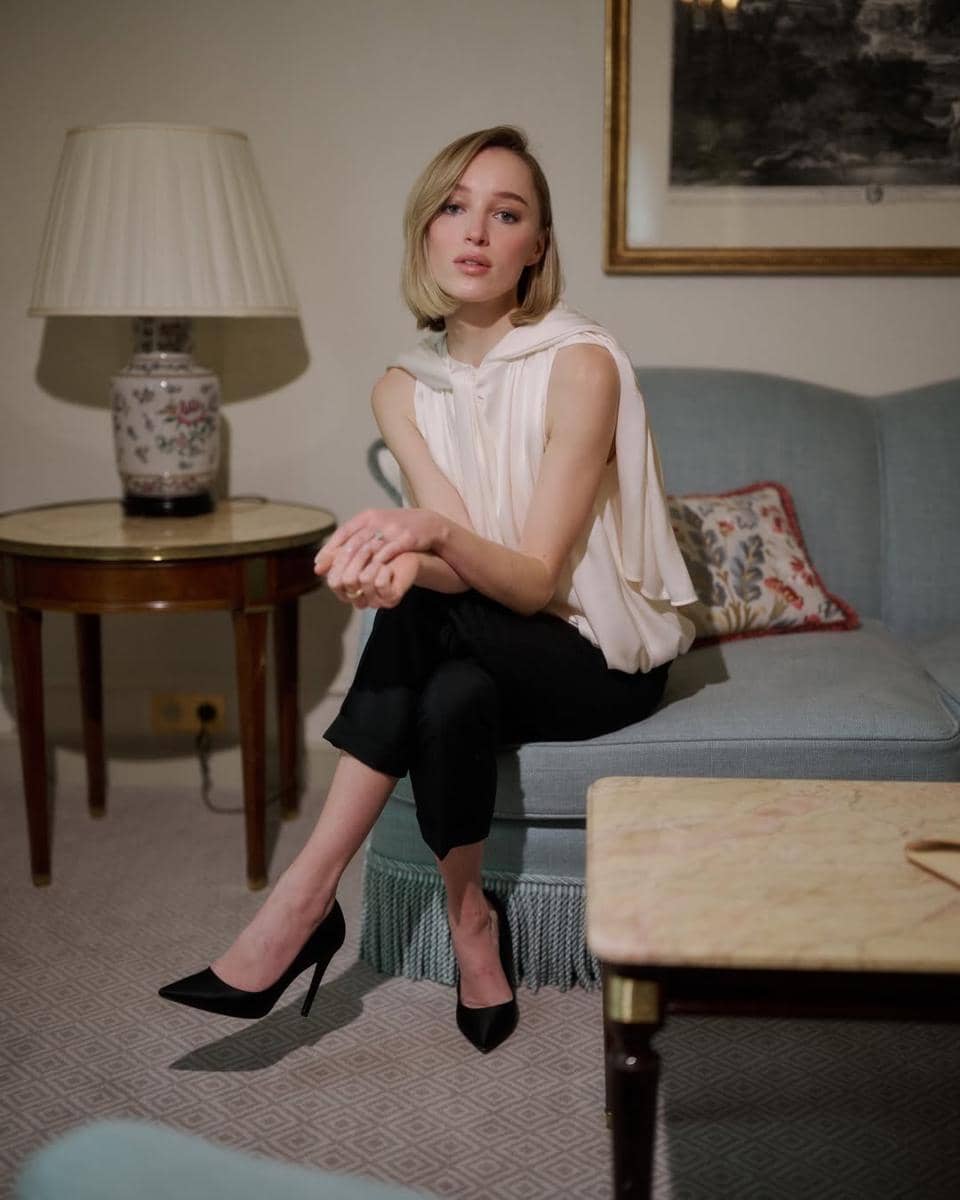 Dari soft hingga bold, intip makeup look Phoebe Dynevor yang elegan