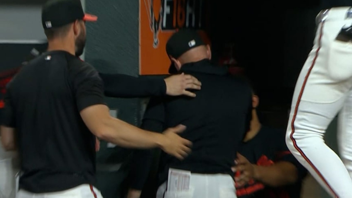 MLB: Total scare! Craig Albernaz takes a 70 mph foul ball hit during ...