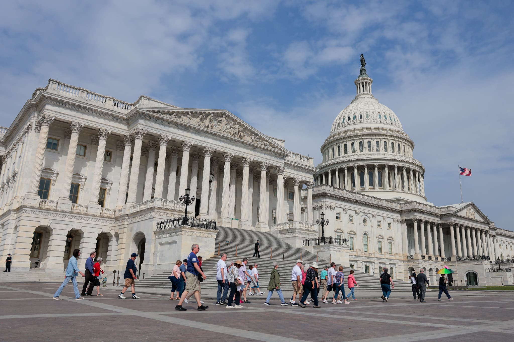 Assaut du Capitole : deux policiers présents attaquent Donald Trump en ...