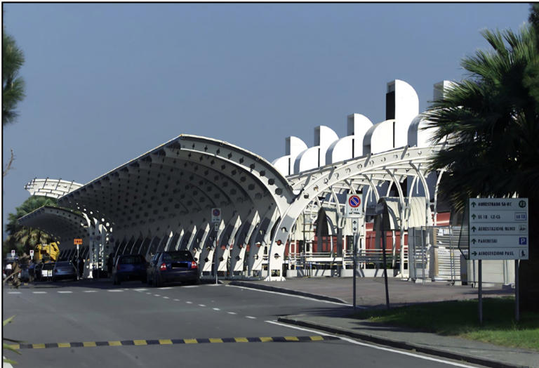 Caos viabilità all’aeroporto di Lamezia tra sosta selvaggia e code