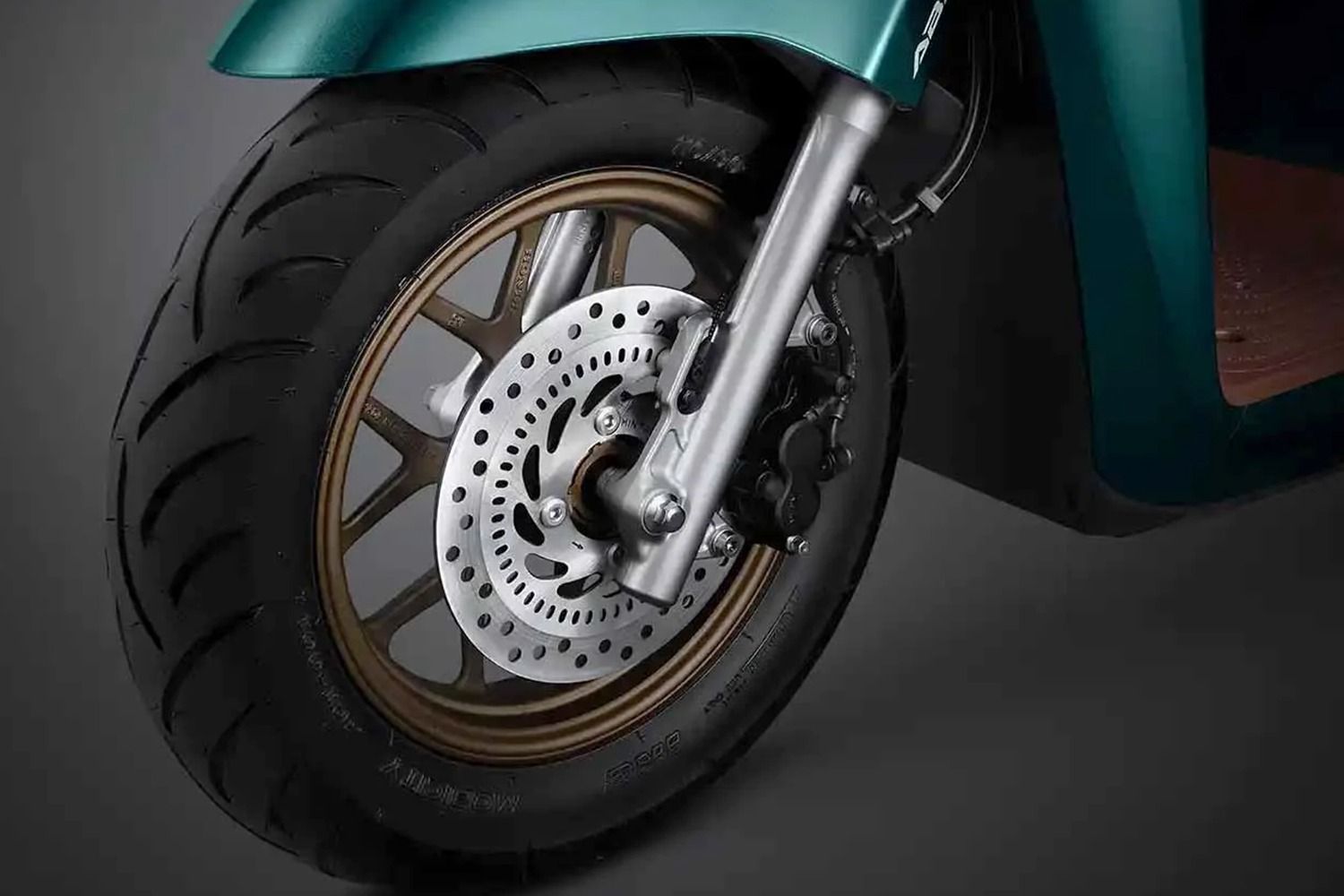 Belum banyak yang tahu, ini 6 efek negatif ganti ban motor terlalu lebar