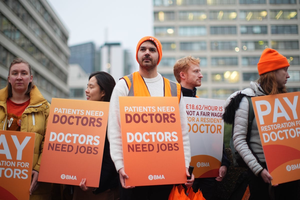 Senior doctors across England to vote on strike action