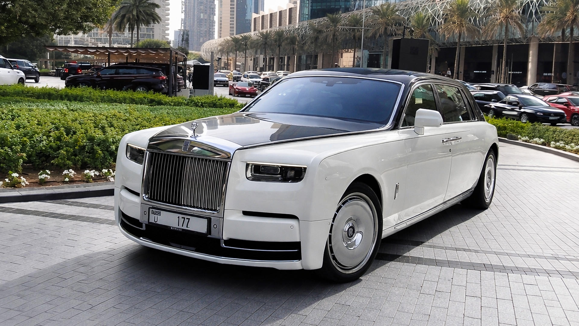 Billionaire cruises Rolls-Royce Phantom in Dubai area