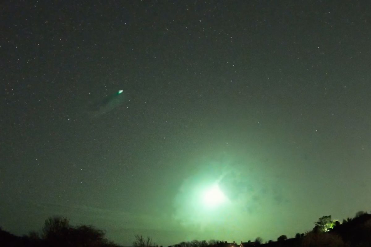 Meteor fireball seen over UK — 'Green ball of fire' leaves witnesses ...