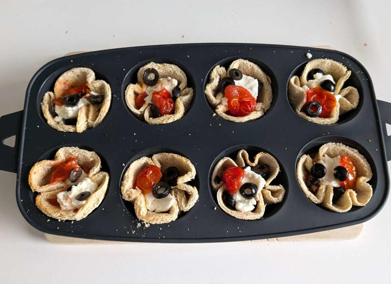 Brödkorgar med mozzarella, körsbärstomater och svarta oliver