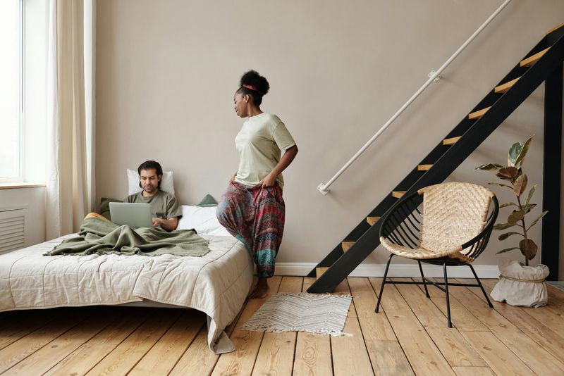 10 clear signs moving in together was a big mistake