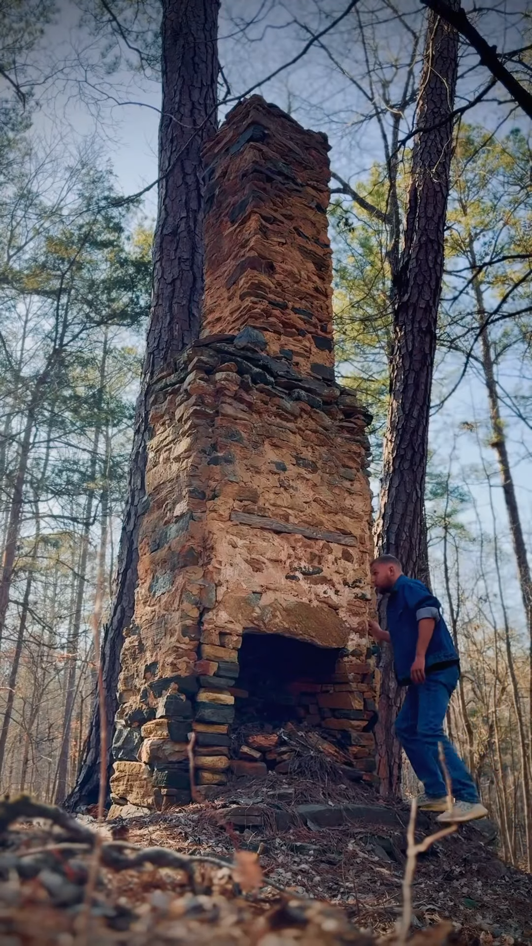 Abandoned ruins of a lost settlement! What happened here?