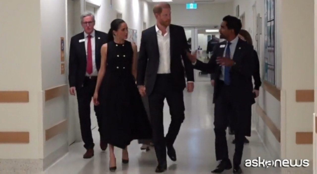 Harry e Meghan, visita all'ospedale pediatrico: abbraccio e regalo alla ...