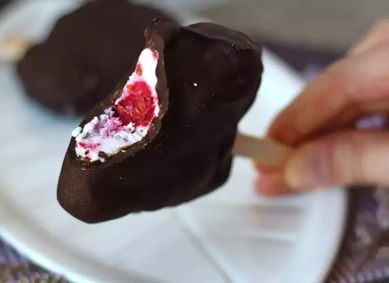 Skyr-, Himbeer- und Schokoladeneis. Der gesunde Snack für sonnige Tage!