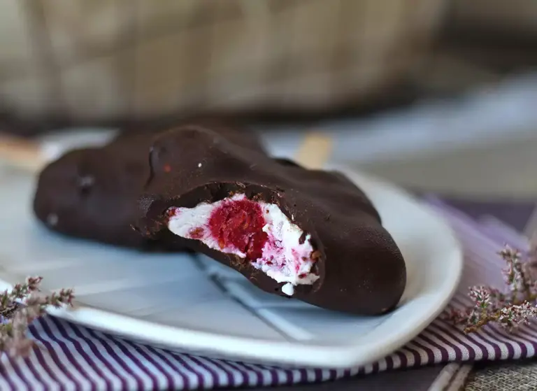 Skyr-, Himbeer- und Schokoladeneis. Der gesunde Snack für sonnige Tage!