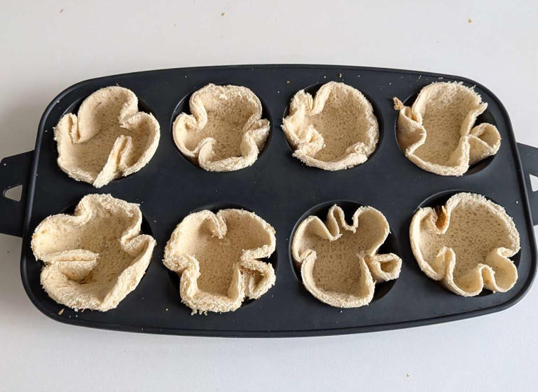 Brödkorgar med mozzarella, körsbärstomater och svarta oliver