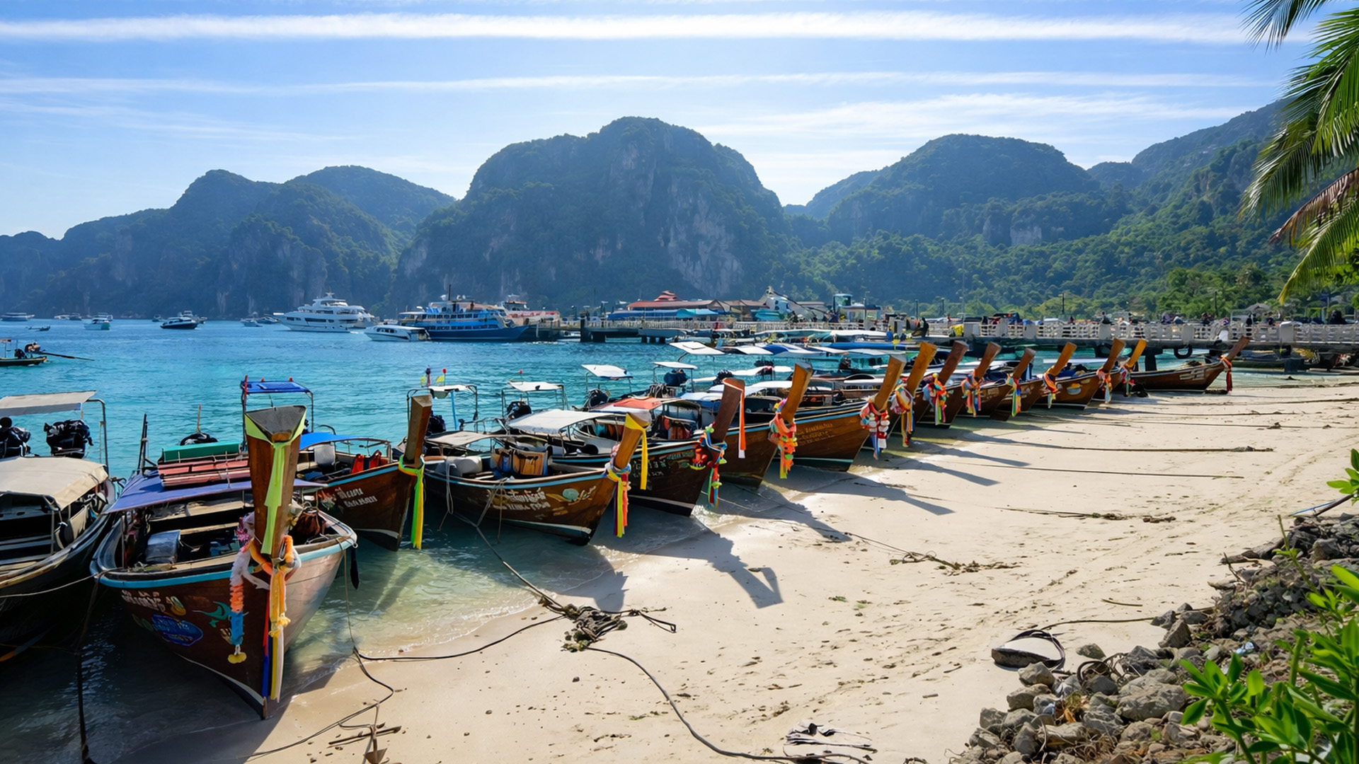 Paseo por la isla Koh Phi Phi, Tailandia, acantilados de piedra caliza (4K)