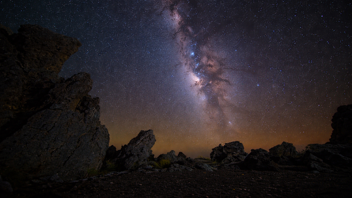 Beleza noturna natural com incontáveis estrelas iluminando o céu escuro