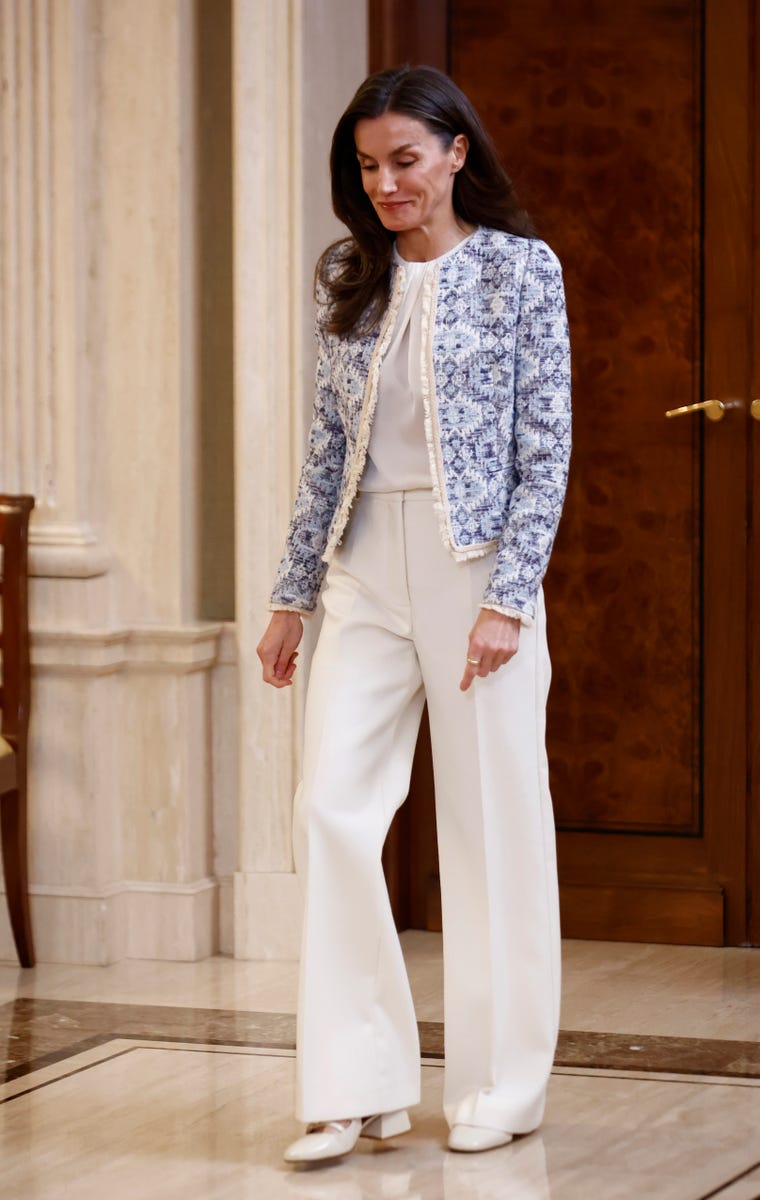 La reina Letizia sorprende con la chaqueta de Mango que tiene en su ...