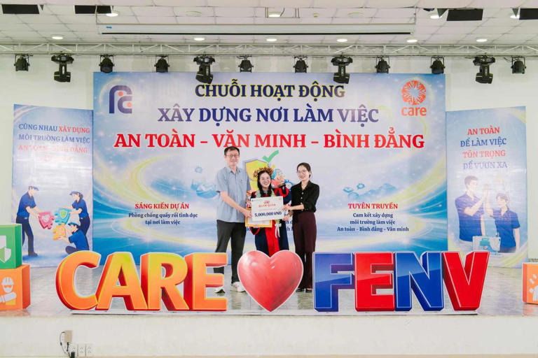 Công nhân, lao động trong nhà máy sôi nổi thi "Rung chuông vàng"