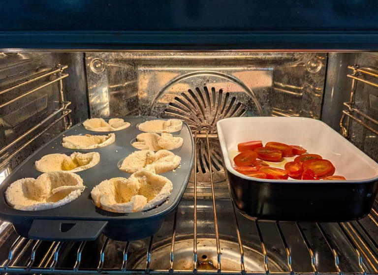 Brödkorgar med mozzarella, körsbärstomater och svarta oliver
