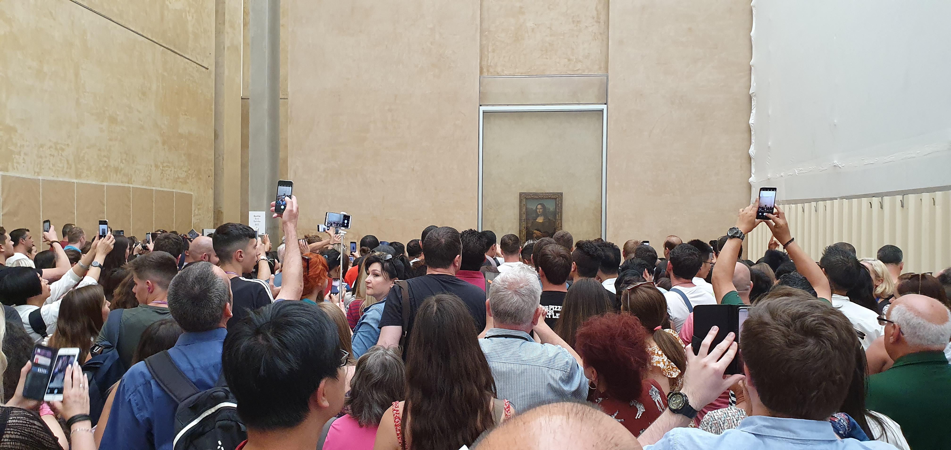 26 famous landmarks that look different in real life