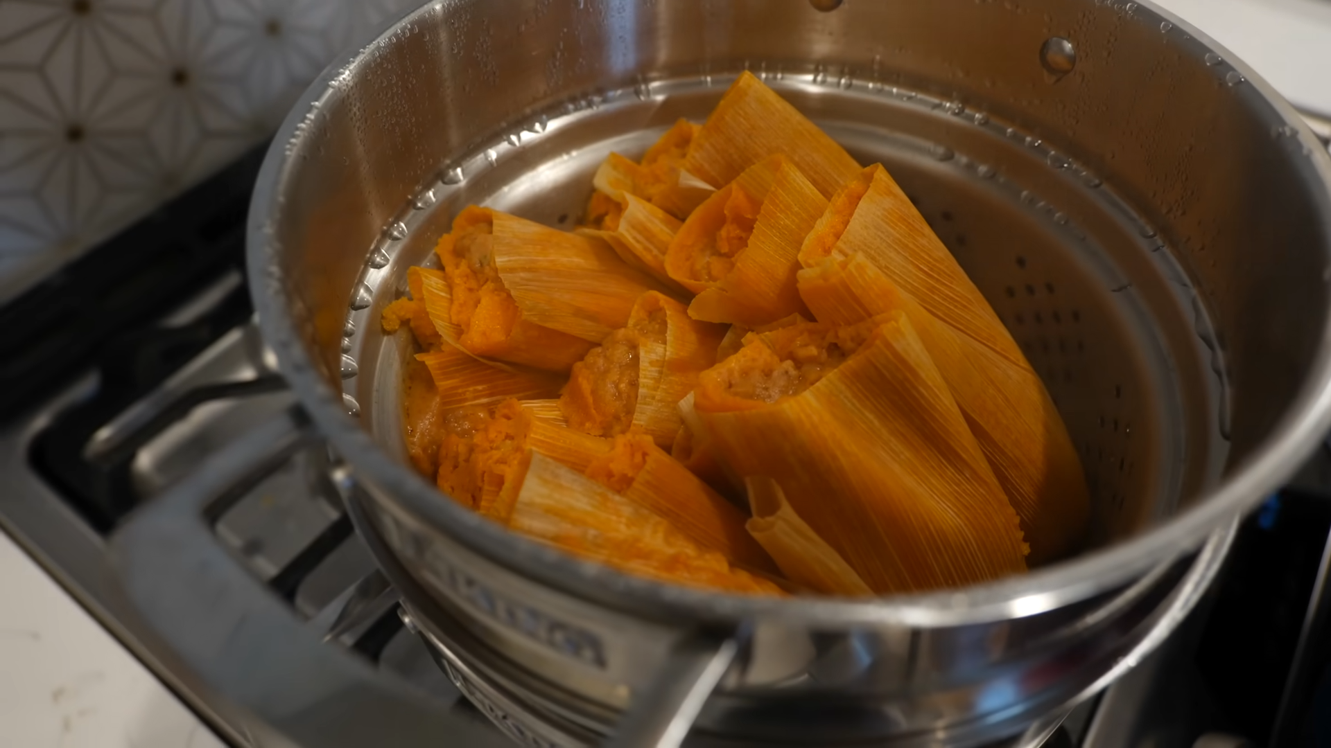 How to cook tamales rojos with beans and cheese at home