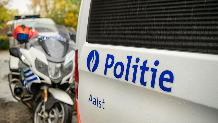 Identiteitscontrole in Aalst escaleert: motoragenten raken gewond, 2 ...
