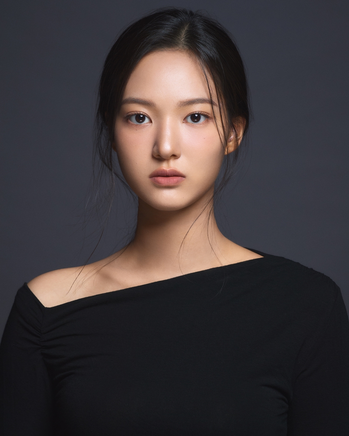 Rookie actor Lee Tae-yul, cast as secretary office staffer Ahn Seung ...
