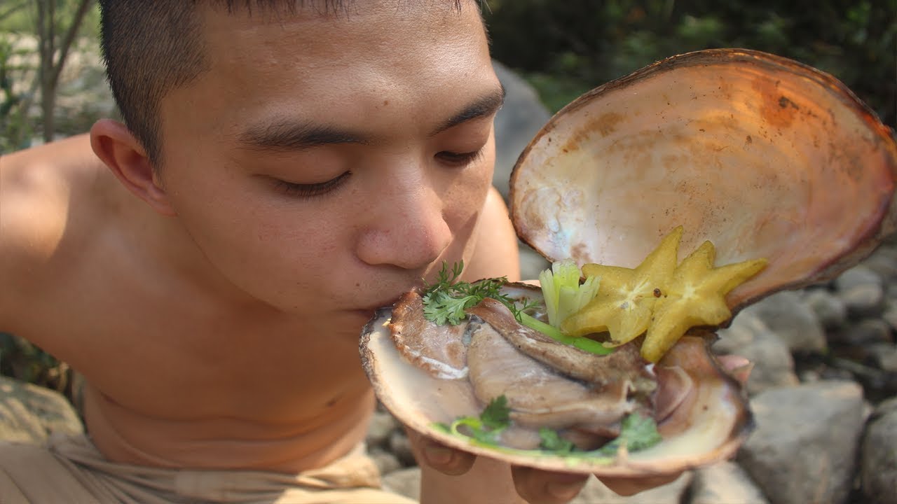 Grilling giant oysters with primitive skills