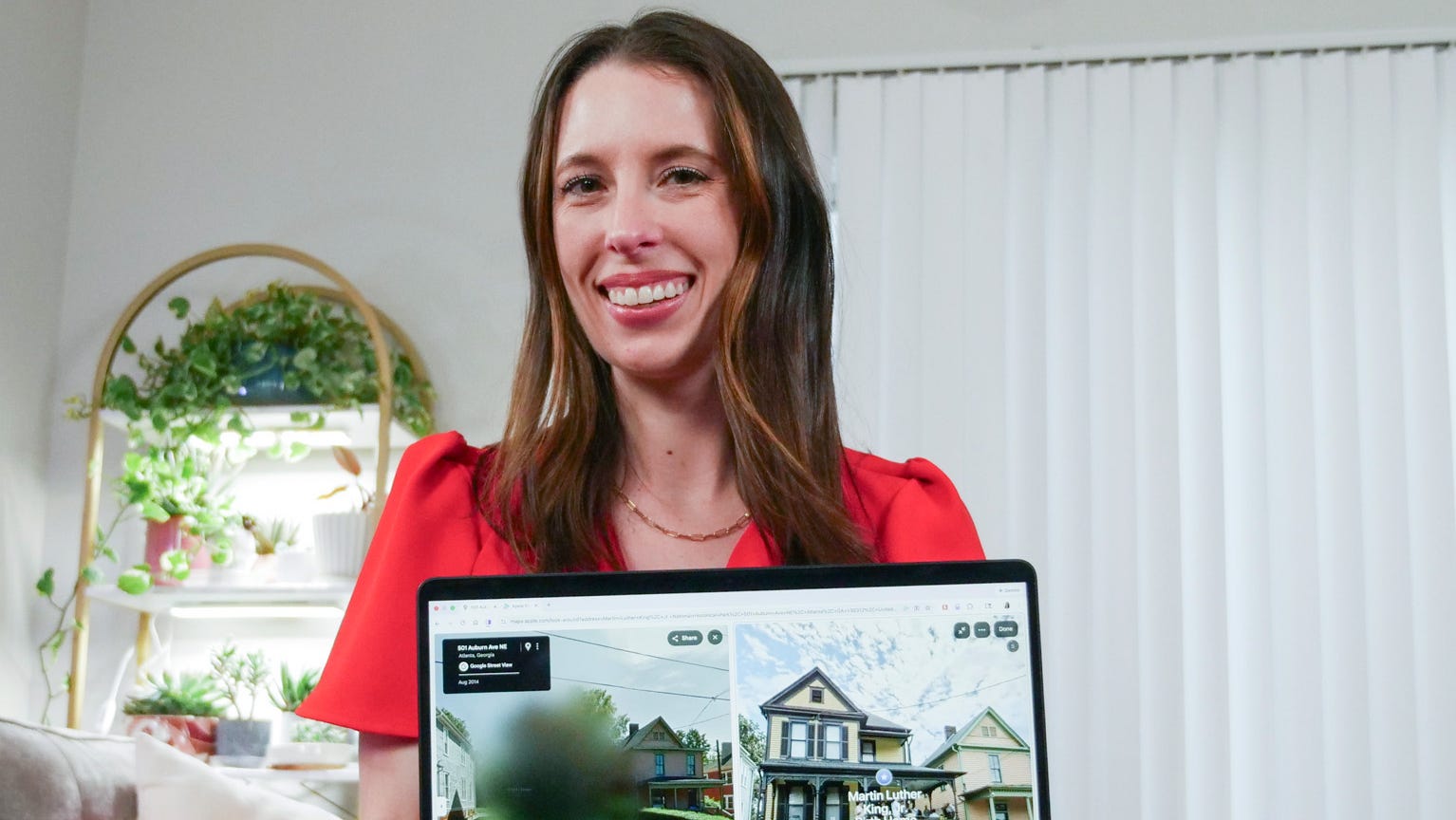 Yes, you can blur your house on Google Maps and Apple Maps. Here's how